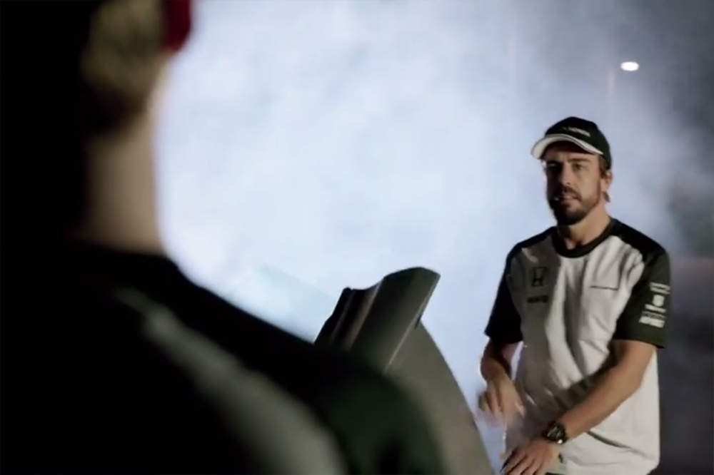 Vídeo: Alonso y Button parodian “Regreso al futuro” - Periodismo del Motor