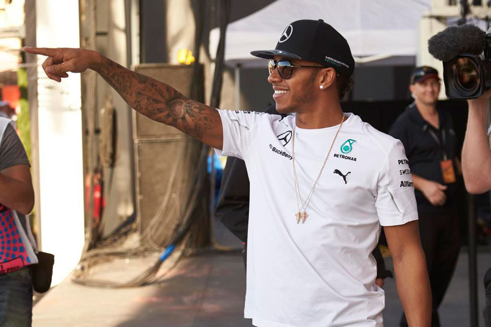 Lewis Hamilton, en problemas por un 'selfie' - Periodismo del Motor