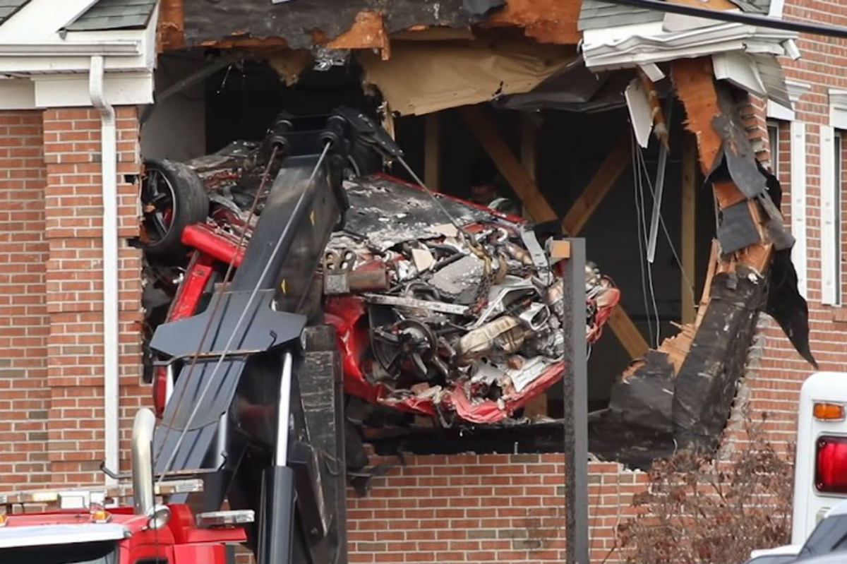Empotra su Porsche contra un segundo piso - Periodismo del Motor