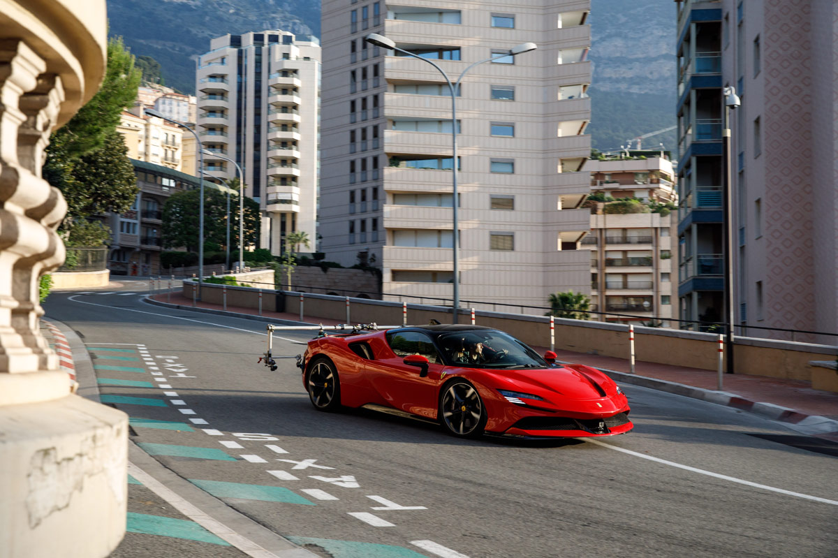 Vídeo: Charles Leclerc en un Ferrari SF90 Stradale en ‘Le Grand Rendez ...
