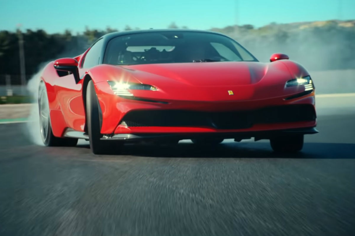Vídeo: Chris Harris se divierte derrapando con el Ferrari SF90 Stradale ...