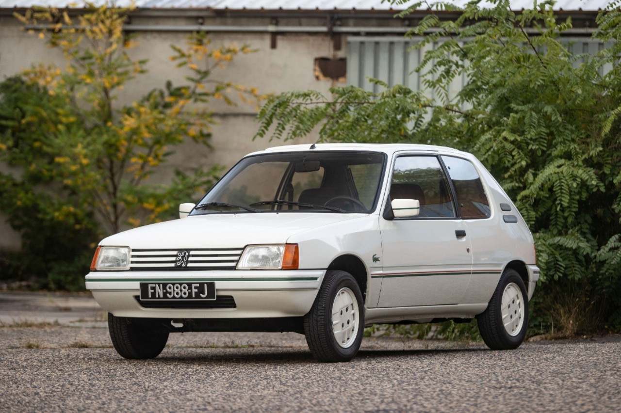 A subasta un Peugeot 205 Lacoste de 1986 con apenas 12.200 km ...