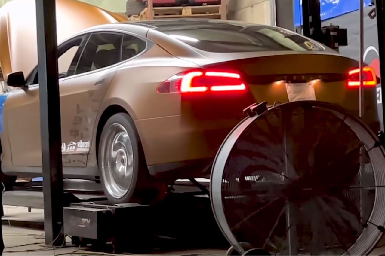 Vídeo: a este Tesla Model S le han instalado un V8 de 450 CV