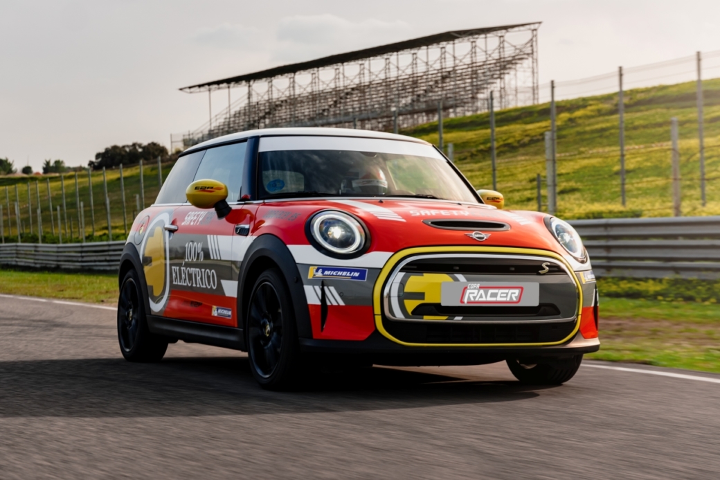 El MINI Cooper SE es el nuevo Safety Car de la Copa Racer 2022