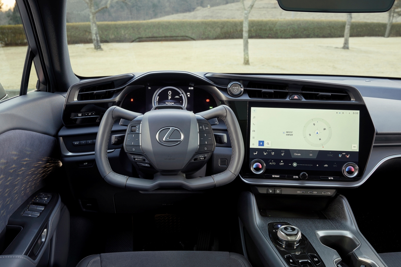 Así es y así funciona el extraño volante Steering Yoke del nuevo Lexus RZ