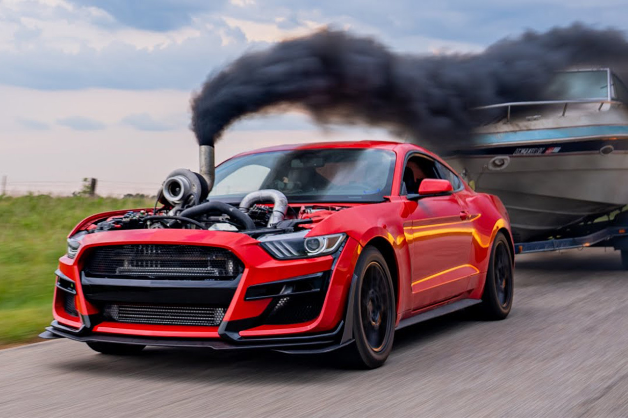 Vídeo: un Ford Mustang con un motor diésel remolcando un barco