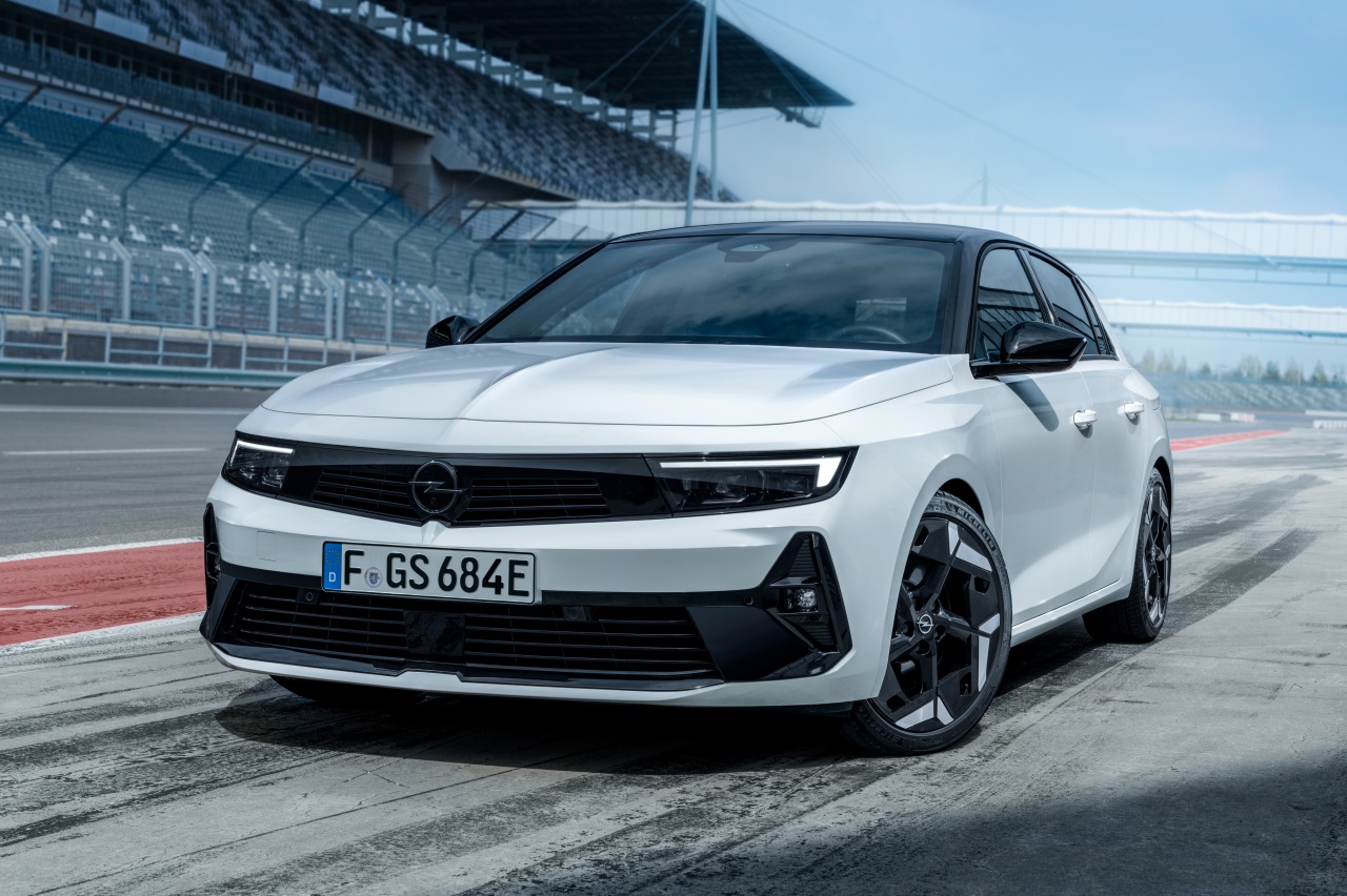 Opel Astra GSe: el híbrido enchufable más prestacional llega con 225 CV